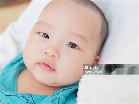중국 신생아 아이 목욕 또는 샤워 후 침대에서 휴식의 초상화 함께 행복과 미소 식입니다 섬유 및 아이 들을 위한 침구 가정