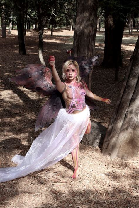 거친 공상 균형 기발한 꿈 같은 나무 나타내는 날개 드레스 마법 마법에 걸린 마법에 걸린 숲 매력적인 매혹적인 메이크업 모델 문자 미묘한