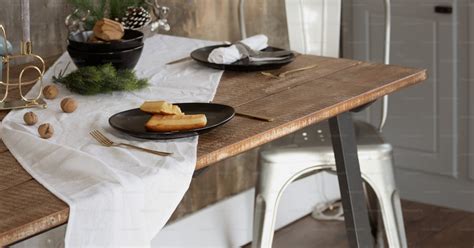 휴일 아침 식사의 개념 식탁보가 있는 로프트 스타일의 인테리어에 있는 아늑한 주방의 수직 전망 복사 공간 벽 근처의 식탁에