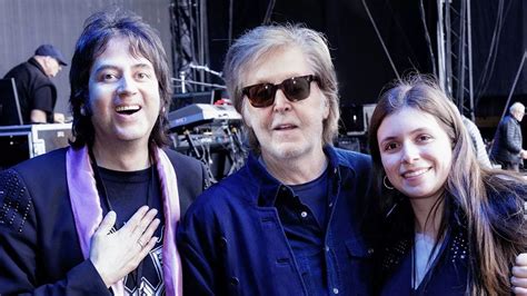 Paul Mccartney Helps Couple Get Engaged At His Show In Heart Melting Moment Mirror Online