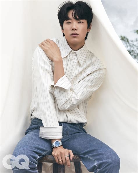 류준열 ♥이혜리 또 반하게 만들 우수에 찬 눈빛 [화보]