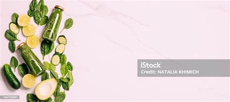 녹색 야채 과일 스무디 병에 담그고 오이 아보카도 사과 시금치 잎 조각 스무디에 대한 스톡 사진 및 기타 이미지 스무디 건강한 생활방식 활력 Istock