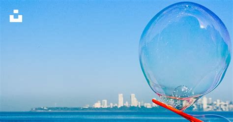 커다란 파란 풍선 사진 Unsplash의 무료 도시 건물 이미지