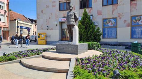 Садња цвећа код споменика војводи Степи Степановићу Gradsko Zelenilo