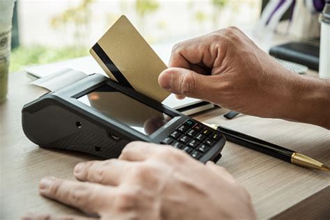 신용 카드 판독기 Nfc 기술 돈 기계를 들고 남자 손 계산대에 대한 스톡 사진 및 기타 이미지 계산대 고객 구매
