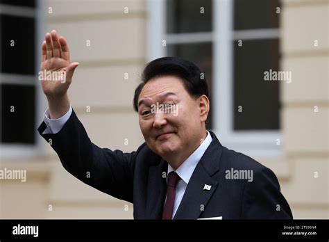 Le président de la Corée du Sud Yoon Suk Yeol fait signe de quitter