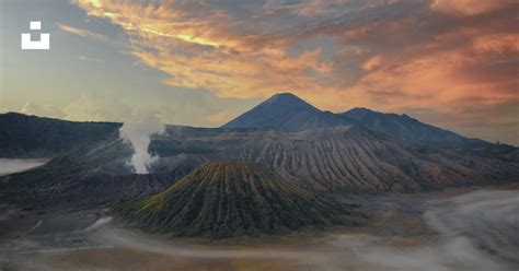 周囲に雲が広がるブロモ山の写真 Unsplashの無料ブロモ写真