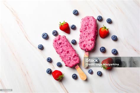 과일과 베리 아이스크림 신선한 블루 베리와 딸기에 막대기 아이스 캔디 평면도 복사 공간 0명에 대한 스톡 사진 및 기타 이미지