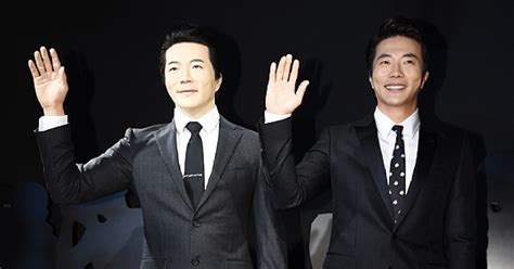 [포토엔]권상우 밀랍인형과 똑 같은 손 인사