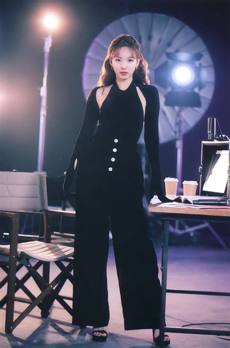 221110 Nayeon R Nayeon