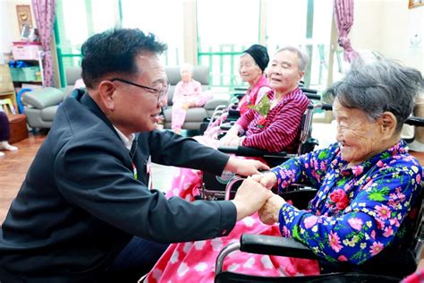 울진군 어르신 카네이션 달아드리기 행사 열어 경북신문