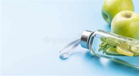健康生活方式运动和饮食概念 库存照片 图片 包括有 亭亭玉立 膳食 柠檬水 黄瓜 喝酒 食物 281604510