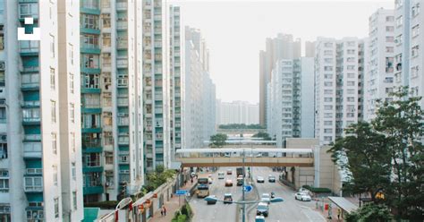 고층 건물 옆에 많은 교통량이 많은 도시 거리 사진 Unsplash의 무료 길 이미지