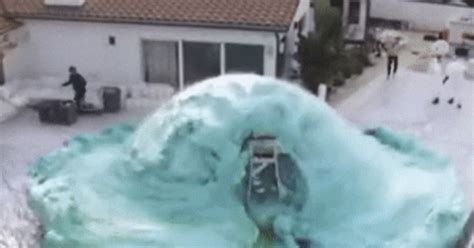 영상 눈 깜짝할 새 푸른거품이 ‘펑땅굴 속 하마스 잡을 ‘액체괴물의 위력