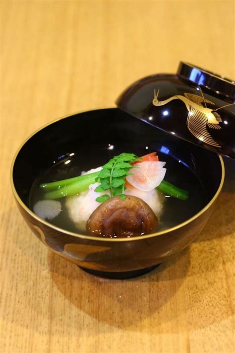 煮物椀 海老しんじょう 軸菠薐草 花弁独活人参 木の芽 椎茸 Ethnic Recipes Wagashi Food
