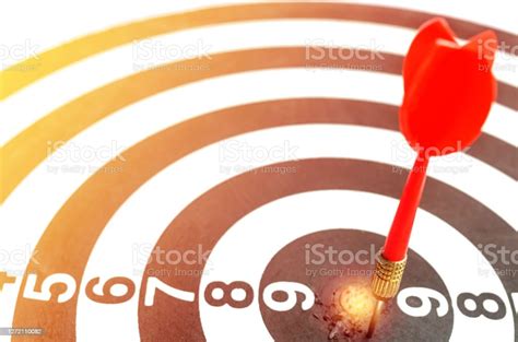 화살표로 중앙에 표적이 충돌합니다 비즈니스 개념을 타겟팅하는 성공 목표 다트보드는 목표이자 목표 개념입니다 흰색 배경에 격리 0