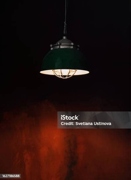 빨간 벽 배경에 미니멀한 복고풍 스타일의 녹색 금속 펜던트 램프 전구에 대한 스톡 사진 및 기타 이미지 전구 펜던트 0명 Istock