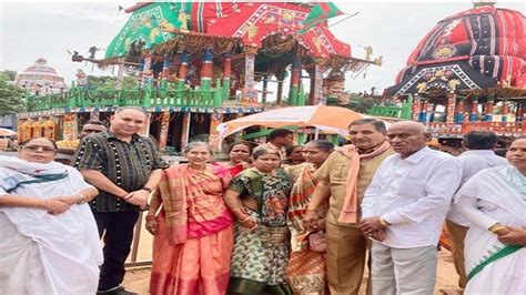 Pm Narendra Modis Wife Jashodaben Visits Puri
