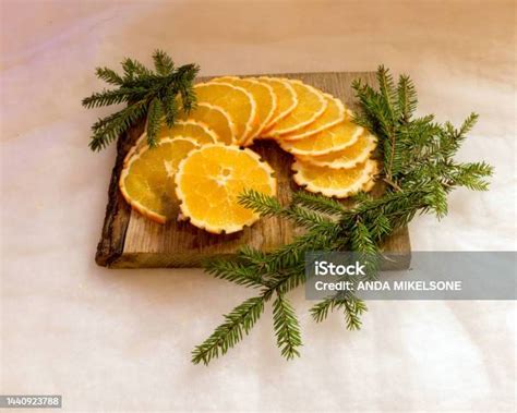 나무 팔레트에 오렌지 조각을 자르고 크리스마스를 준비하고 크리스마스와 가정 장식 개념을 기다립니다 0명에 대한 스톡 사진 및 기타 이미지 Istock