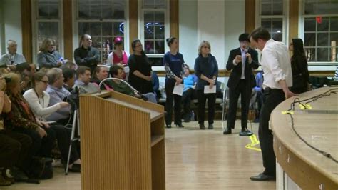 2000 Turn Out In West Hartford For Sen Murphy Town Hall Meeting