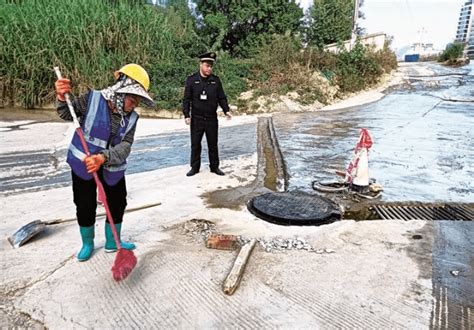 下水道井盖缺失变陷阱 因所处路段尚未交付，附近工地管理方主动进行修复井口道路