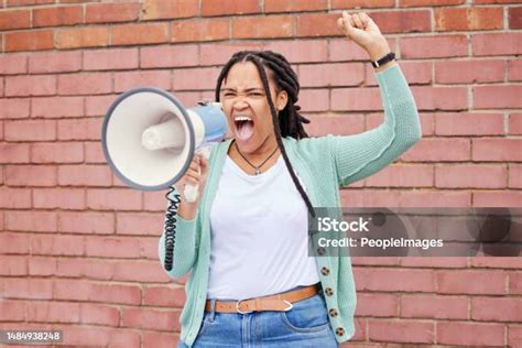 확성기 발표 외침 화난 흑인 여성은 민주주의 투표 정부 정의 또는 인권에 항의합니다 글로벌 변화 집회 마이크 소음 연설 및 인종 차별 목소리 의견이있는 연설자 여자에 대한