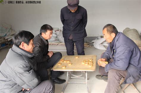农村老人下象棋，娱乐中消遣着晚年生活