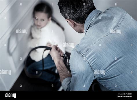 Père cruel de punir sa fille Photo Stock Alamy