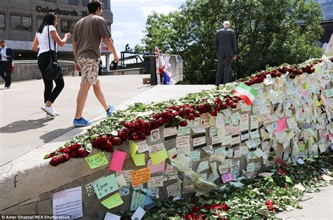 Tourists Pay Tribute To London Bridge Terror Victims Daily Mail Online