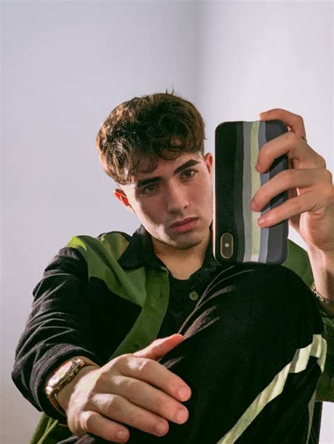 실내 21 세기 갈색 머리 개인 스타일 개인적 표현 기술 기술 사용 기술에 정통한 디지털 디지털 통신 레저 미니멀리스트 미디어 밀레니얼 셀카