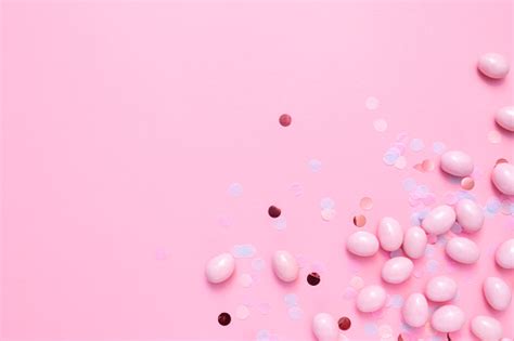 분홍색 배경에 사탕 계란의 무리입니다 텍스트를 위한 복사 공간이 있는 최소 부활절 개념 축제 날 배경 플랫 레이 스타일 4월에