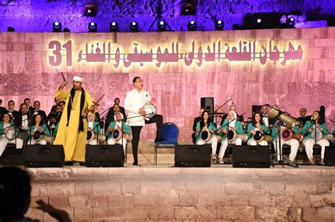 سعيد الأرتيست يعزف على الطبلة والمزمار في مهرجان القلعة صور خبر