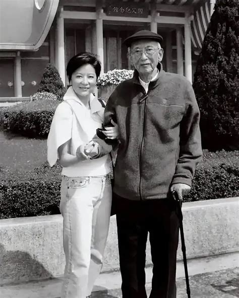 林青霞与亲姐河南相认，看到对方一贫如洗，她出手相助了吗？