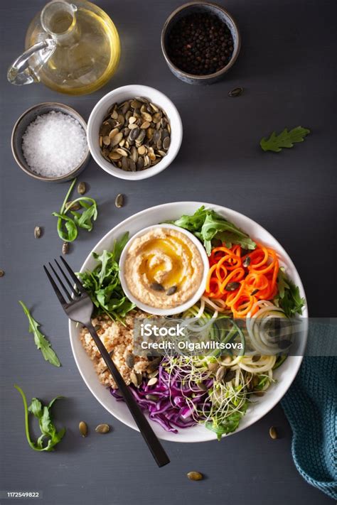 나선형 당근과 호박 후무스 붉은 양배추를 곁들인 채소 쿠스쿠스 점심 그릇 건강한 식생활에 대한 스톡 사진 및 기타 이미지 건강한 식생활 깨끗한 꼭대기 Istock