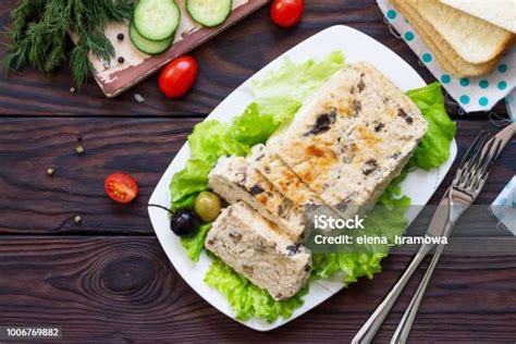 추수 감사절 칠면조 저녁 식사입니다 칠면조 고기와 버섯 나무 테이블에 컵 케 잌은 캐 서 롤 추수 감사절에 식품의 개념입니다 탑