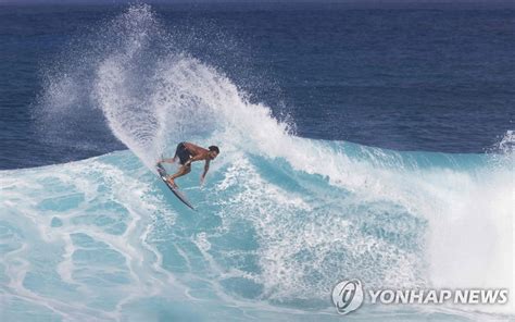 파도 속으로하와이에서 서핑 즐기는 서퍼들 연합뉴스