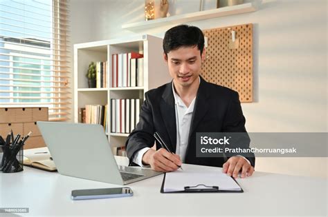 정장을 입은 전문 사업가가 전략을 세우고 작업 책상에서 계약서에 서명하는 이미지 계약서에 대한 스톡 사진 및 기타 이미지