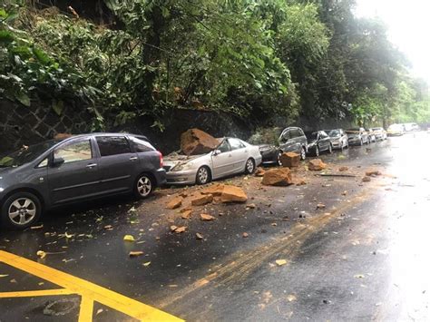 大雨釀災！內湖土石崩落壓毀3轎車