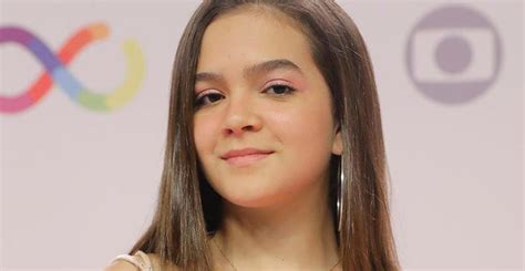 Mel Maia surge de biquíni e detalhe choca Maisa Silva