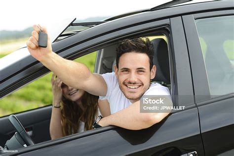행복함 활기참 젊은 커플입니다 새로운 자동차모드 휴가 여행 전통적인 여름 이벤트입니다 사람들에 대한 스톡 사진 및 기타 이미지 사람들 차 2명 Istock