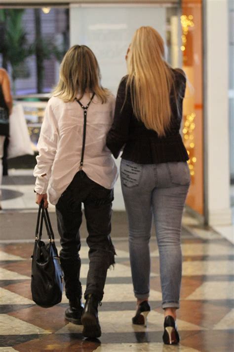 Monique Evans E Namorada Passeiam Estilosas No Rio Ofuxico