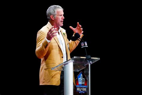 Ex Giants Qb Pokes Fun At Brett Favre Amid Welfare Fraud Scandal