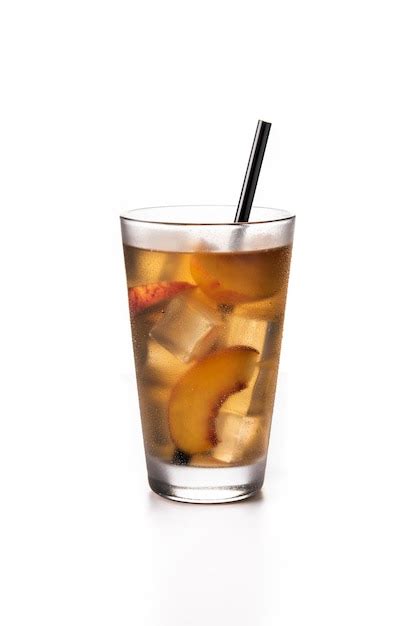 흰색 배경에 얼음 조각이 분리된 복숭아 차 한 잔 프리미엄 사진