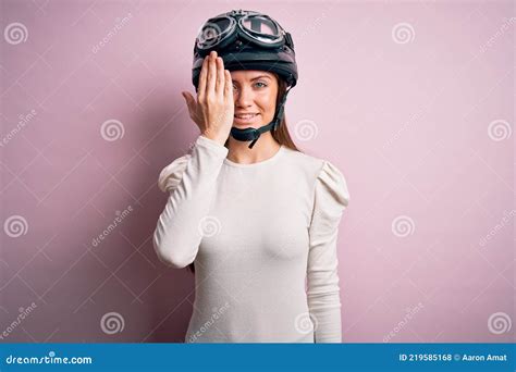 Jeune Belle Femme Motocycliste Aux Yeux Bleus Portant Casque Moto Sur