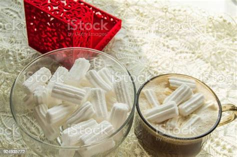 마쉬 멜 로우 링 레이스 식탁보 테이블에 상자에서 커피 컵 여자 선택 포커스에 대 한 개념을 놀라게 결혼식에 대한 스톡 사진 및