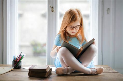 Foto De Menina Lendo Livro · Foto Profissional Gratuita