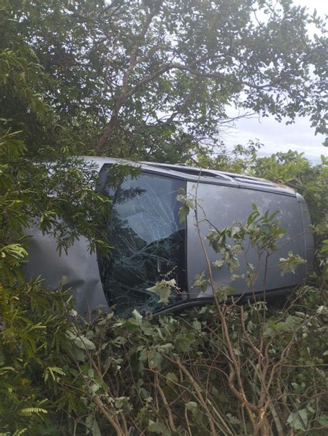 Veículo tomba em estrada do Piauí após desviar de animais na pista