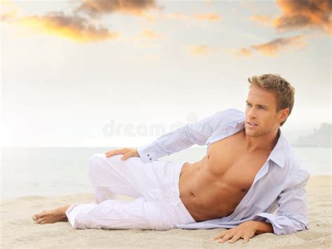 海滩人 库存图片 图片 包括有 男人 有吸引力的 火箭筒 男性 英俊 海运 运动员 肌肉 海洋 7369501