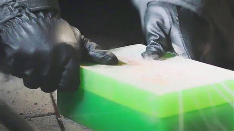 少年去山洞寻宝，发现一个宝藏盒子，打开后才发现闯了大祸高清1080p在线观看平台腾讯视频