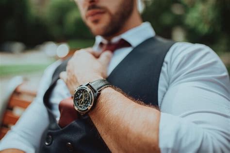 Un Joven Hombre De Negocios Sexy Con Traje Sentado En El Parque En Un Descanso Laboral Foto